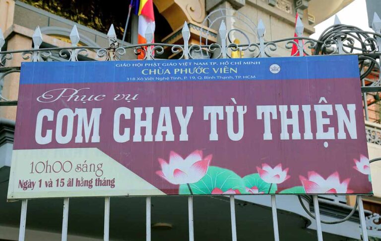 TP. HCM: CHÙA PHƯỚC VIÊN TRAO TẶNG 1.000 PHẦN CƠM CHAY TỪ THIỆN - Sen ...